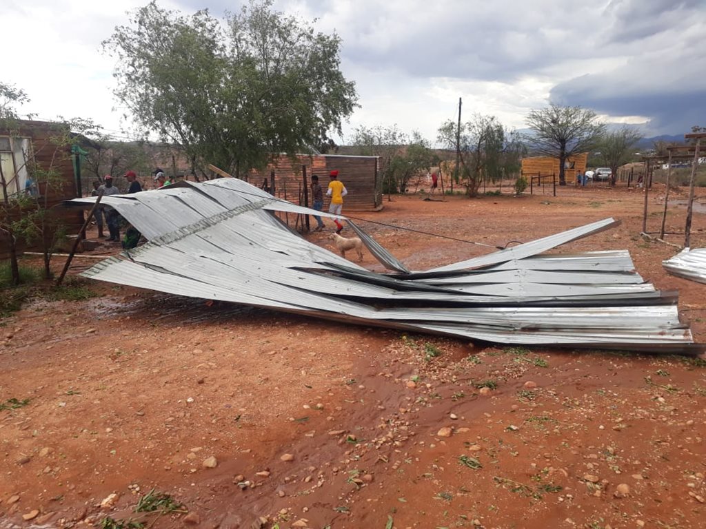 Sterk wind en reën doen skade | Oudtshoorn Courant