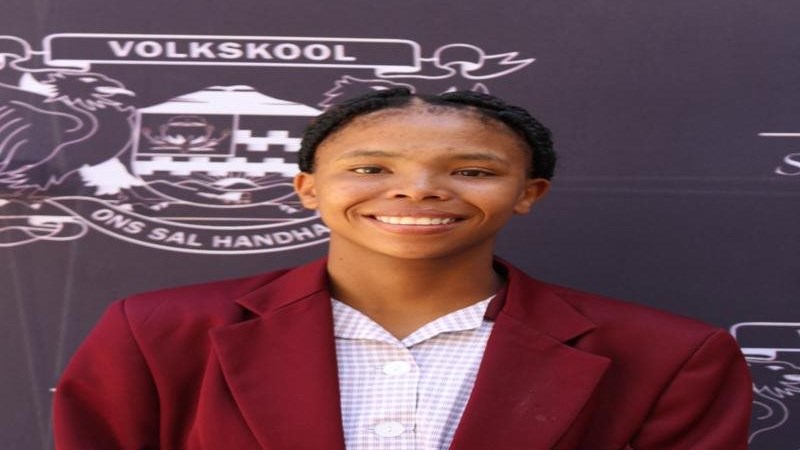 Alecia spog met 'n trio trofees | Graaff-Reinet Advertiser