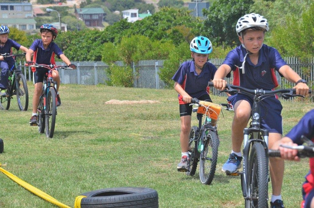 Kinders geniet fietsry | Suid-Kaap Forum