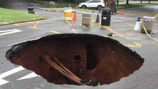 Sewer pipe failure causes massive sinkhole in Durban | Knysna-Plett Herald