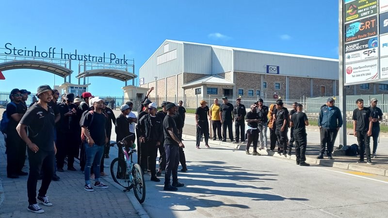 Werkers van Distriliq by toe hekke voor wettige staking | George Herald