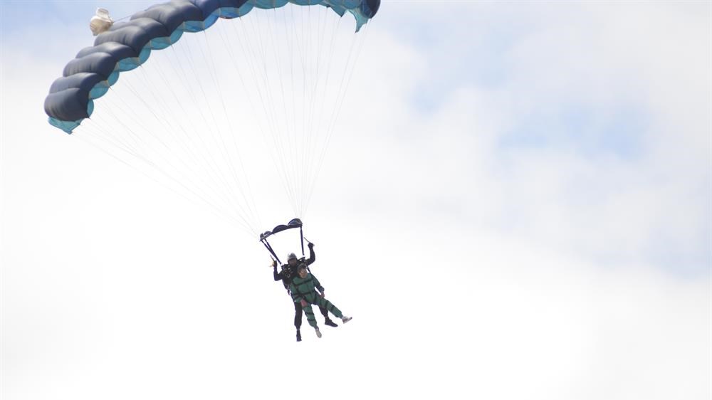 Juffrou valskerm by skool | Mossel Bay Advertiser