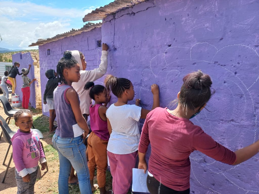 Kinders verf kleurvolle sopkombuis | Oudtshoorn Courant
