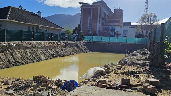 Collapsed Victoria Street building site handed back to owner | Knysna ...