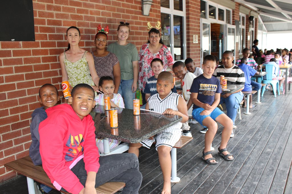 Eljada Kairos leerders word bederf met hamburgers van Steers ...