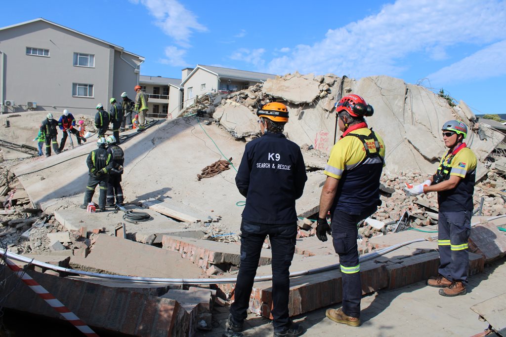 Collapsed building 8 May: Photo story | Mossel Bay Advertiser