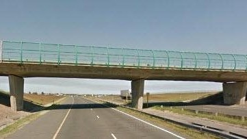 Byeboer geteiken deur klipgooiers op N2 | Knysna-Plett Herald