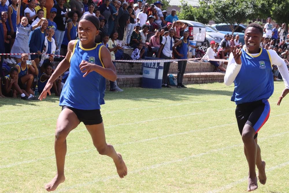 Athletic action at Hoër Volkskool | Graaff-Reinet Advertiser