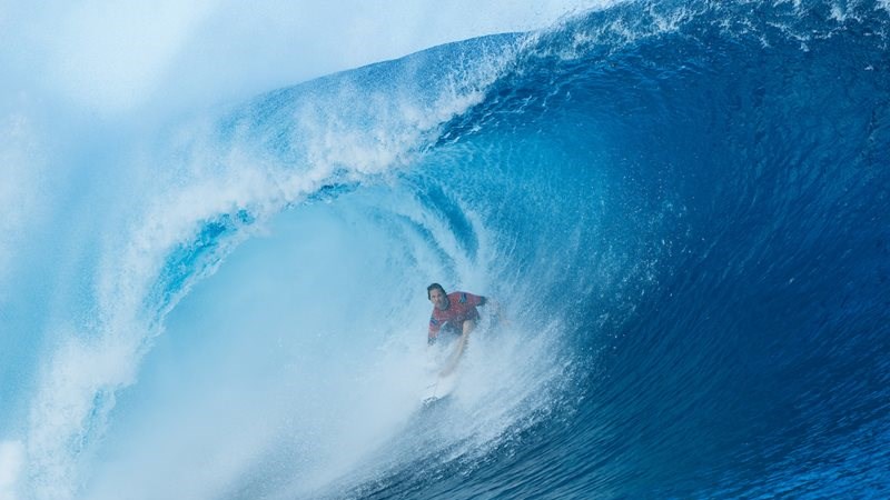 SA surfer Jordy Smith shines at Teahupo’o, clinches spot in WSL Final 5 ...