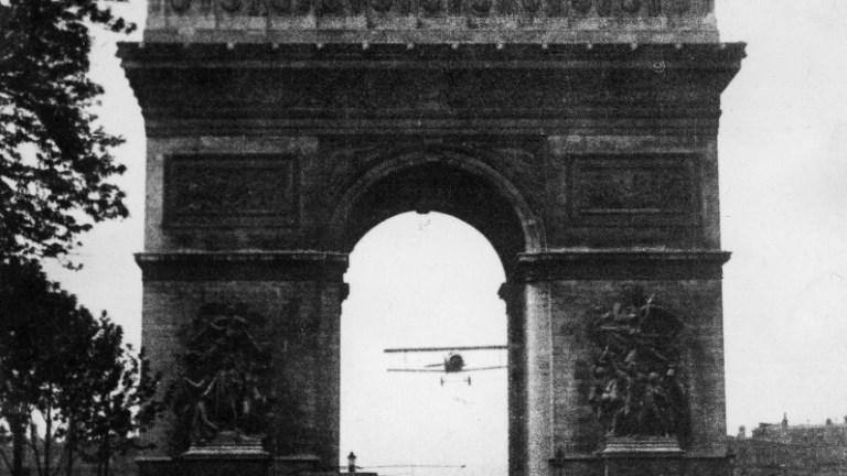 100 years ago, French daredevil flies under Arc de Triomphe | George Herald