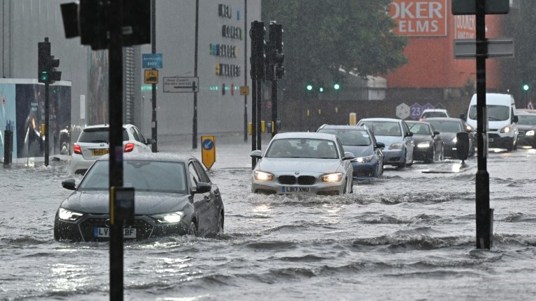 London roads flood as storms roll in | Mossel Bay Advertiser