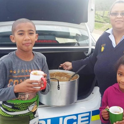 Polisie gee sop aan honger kinders | Mossel Bay Advertiser