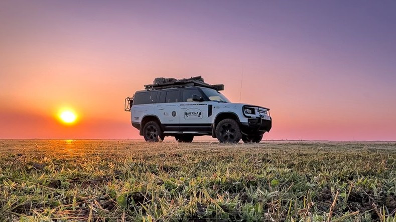 Defender 130 helps Afrika Odyssey Expedition distribute 7600 mosquito ...