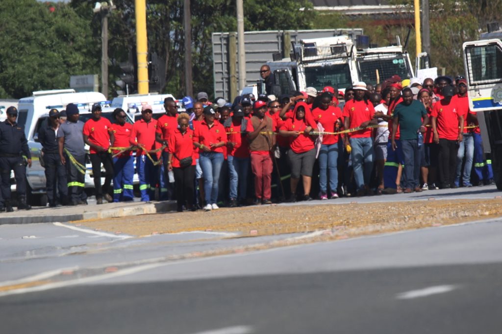 SAMWU march for salaries | Mossel Bay Advertiser