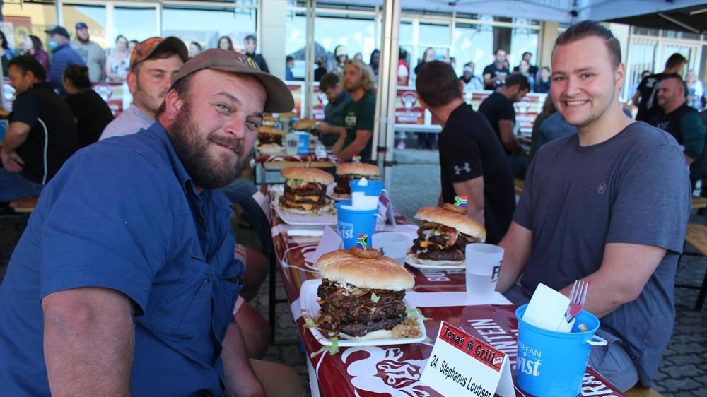 Groot burgers, groot pret by Texas Grill | George Herald