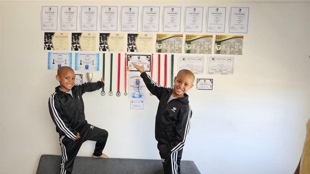 Skaakmat! Tweeling maak regte skuiwe | George Herald