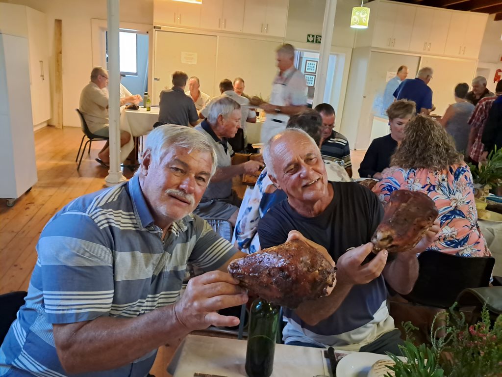 Inwoners smul by kerk se skaapkop-ete | Mossel Bay Advertiser