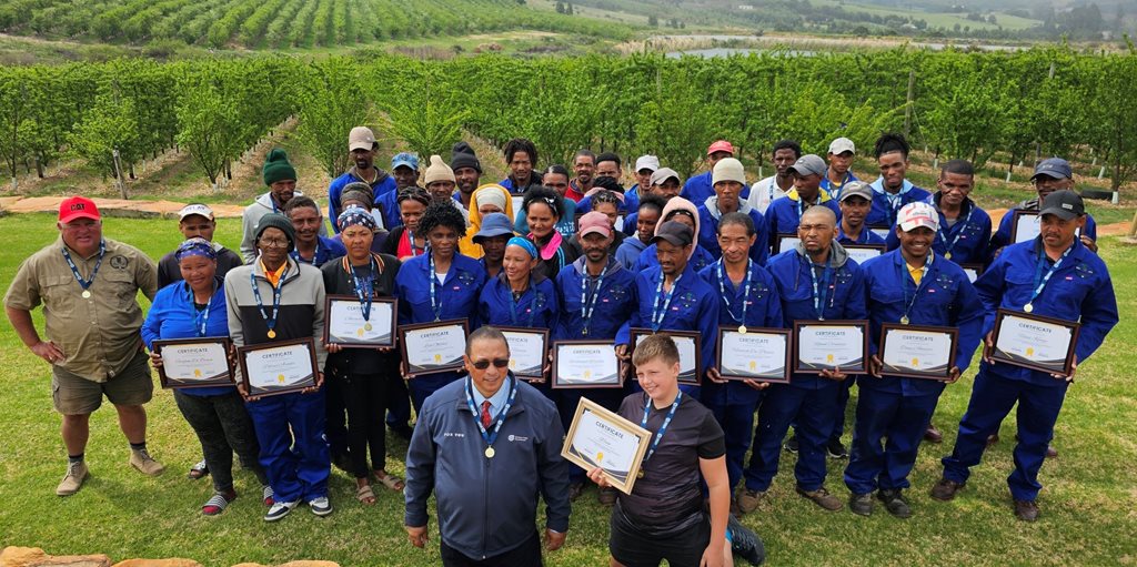Medaljes van Guinness World Records vir agriwerkers van Oppie Plaas ...