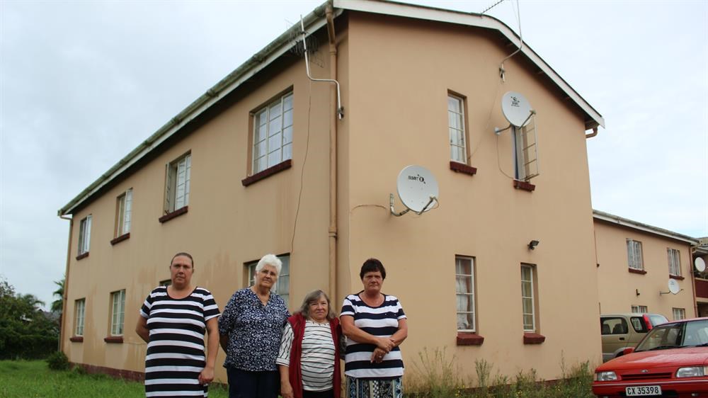 Curlew Court neglected, say residents | Knysna-Plett Herald