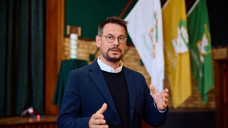 Renowned conductor to lead choral workshop | George Herald