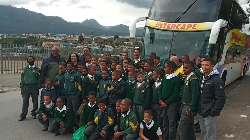 Leerlinge van Heidedal Primêr ry met luukse bus na rugby | George Herald