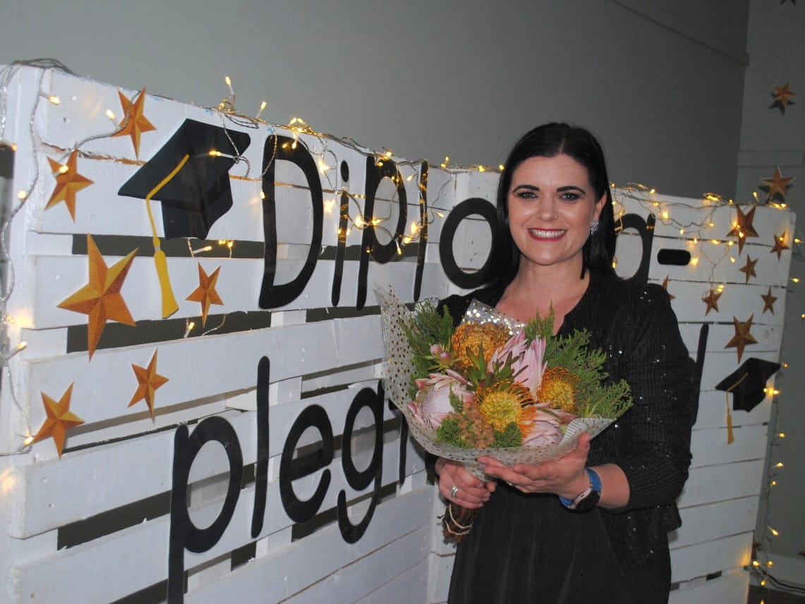 Mosselbaai E.K. Primêr se ‘juf. Hoof’ gee 'n kykie agter die skerms ...