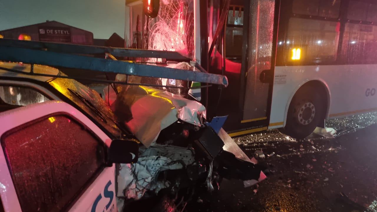 4 cars and bus crash in York Street | George Herald
