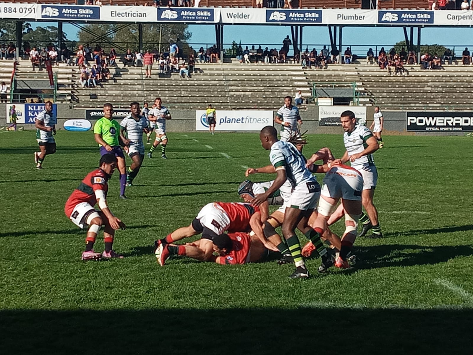 Arende val vas teen Luiperds | George Herald