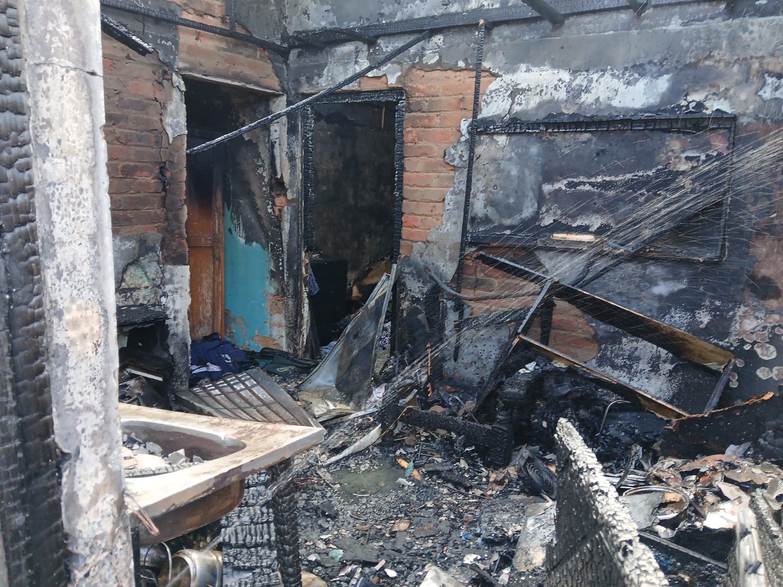 Huisbrand in Rosemoor laat familie van 10 in sak en as | George Herald