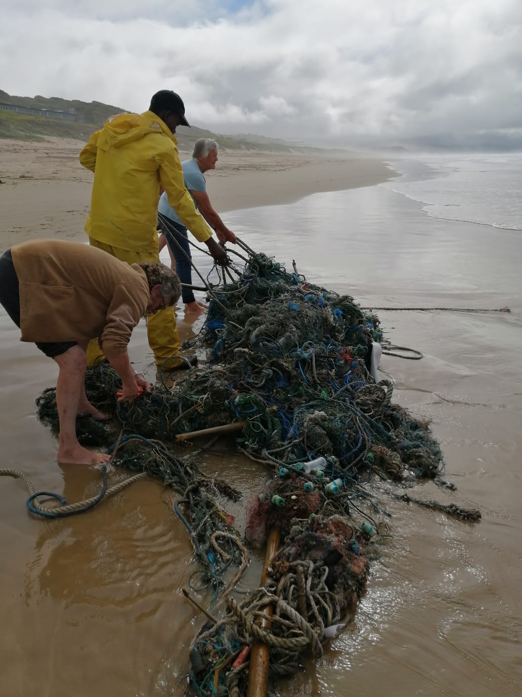 Inwoners haal rommel uit see | Mossel Bay Advertiser