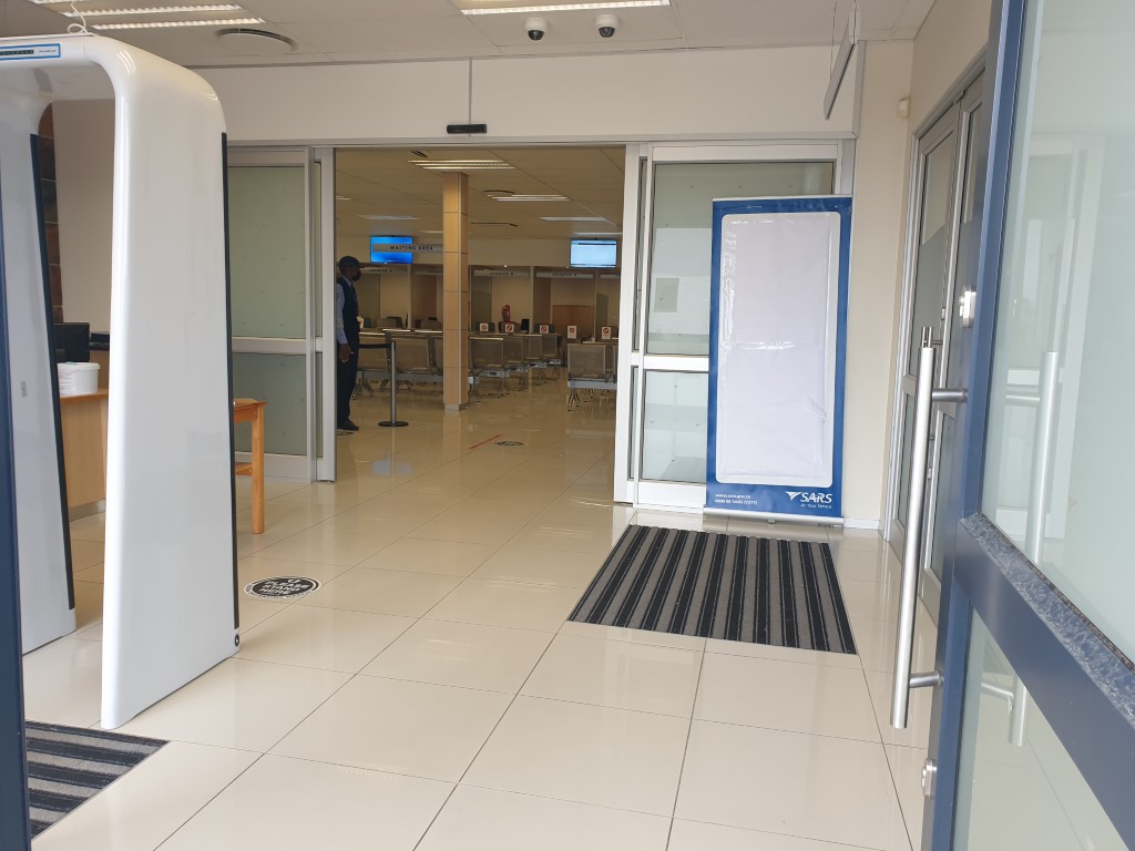 Taxpayers queueing outside Sars office | George Herald