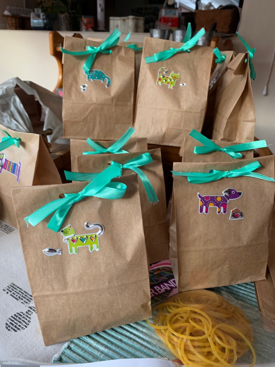 Kuier en koop by Huis JJ Watson se verkoping | George Herald